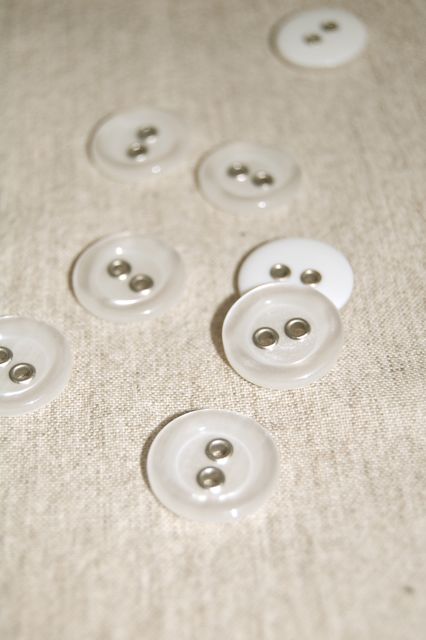 04-A4222 White Pearl Eyelet Button - 50L – Button-Company
